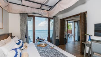 Two-Bedroom Beachfront Pool Villa | 1 quarto, minibar, cofre no quarto, secretária