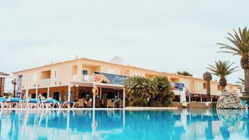 Piscina externa sazonal, guarda-sóis, espreguiçadeiras