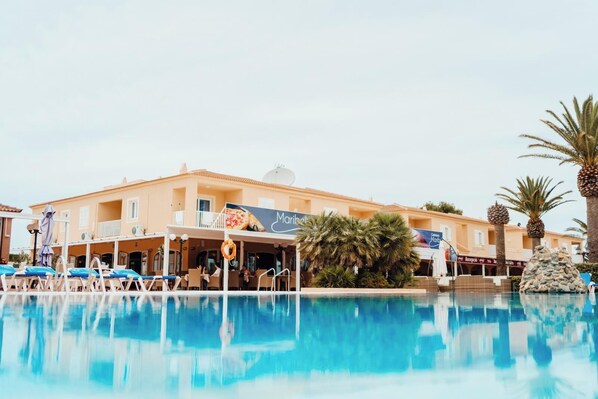 Piscina externa sazonal, guarda-sóis, espreguiçadeiras