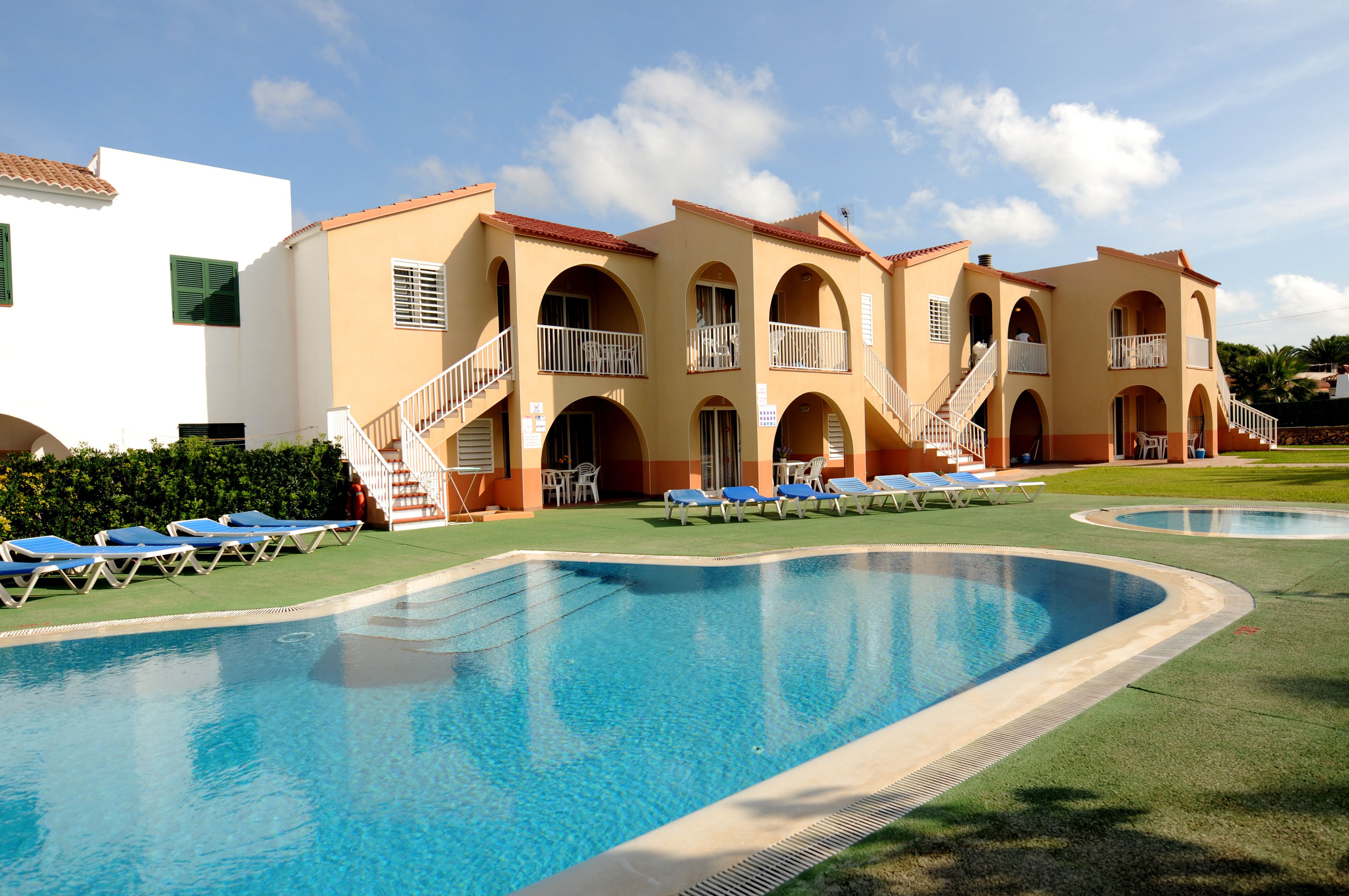 Piscina externa sazonal, guarda-sóis, espreguiçadeiras