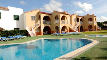 Piscina externa sazonal, guarda-sóis, espreguiçadeiras