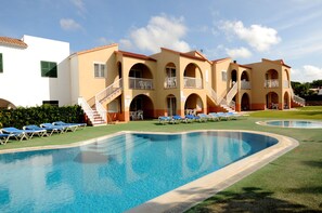 Piscina externa sazonal, guarda-sóis, espreguiçadeiras