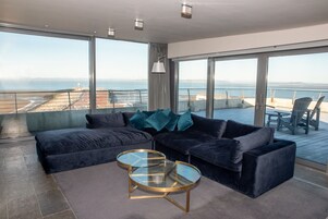 Suíte, sacada, vista para o mar | Área de estar | TV de tela plana 28 polegadas com canais digitais