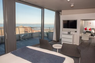 Feature Double Room with Balcony | Cofres nos quartos, individualmente decorados