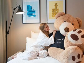 Roupas de cama premium, frigobar, cofres nos quartos, escrivaninha