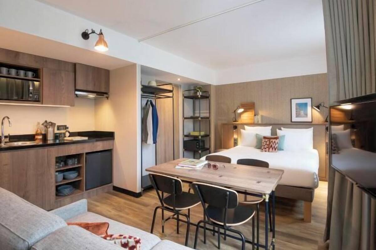 Roupas de cama premium, frigobar, cofres nos quartos, escrivaninha