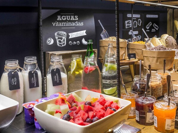 Pequeno-almoço tipo buffet diário mediante uma taxa