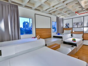 Cofre no quarto, secretária, cortinas/cortinados opacos