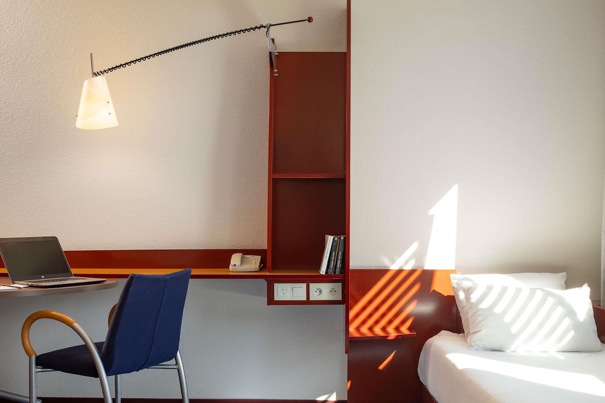 Minibar, cofre com capacidade para portátil, secretária