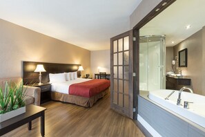 Quarto Deluxe, 1 cama king-size, banheira de hidromassagem | Casa de banho | Uma combinação polibã/banheira, artigos de higiene pessoal grátis