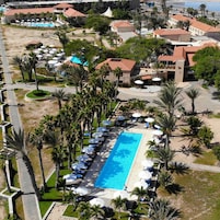 3 piscinas externas, guarda-sóis, espreguiçadeiras