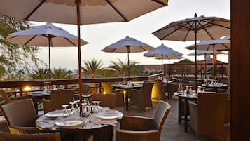 3 restaurantes: servem pequenos-almoços, almoços e jantares