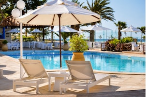 3 piscinas externas, guarda-sóis, espreguiçadeiras