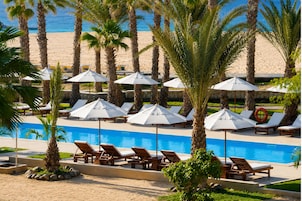 3 piscinas externas, guarda-sóis, espreguiçadeiras