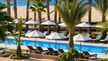 3 piscinas exteriores, guarda-sóis, espreguiçadeiras