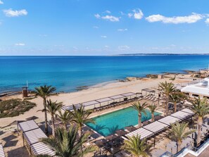 3 piscinas exteriores, guarda-sóis, espreguiçadeiras 