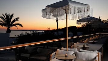 3 bares/lounges, um bar junto à piscina