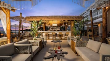 3 bares/lounges, um bar junto à piscina