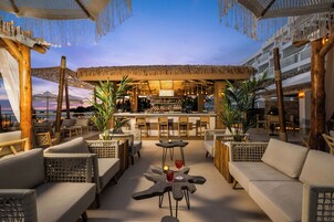 3 bares/lounges, um bar junto à piscina 