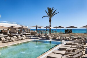 3 piscinas exteriores, guarda-sóis, espreguiçadeiras 