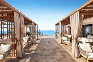 3 bares/lounges, um bar junto à piscina 