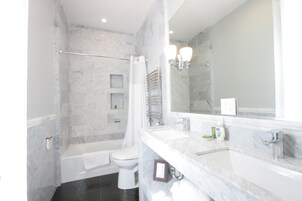 Quarto | Pia do banheiro