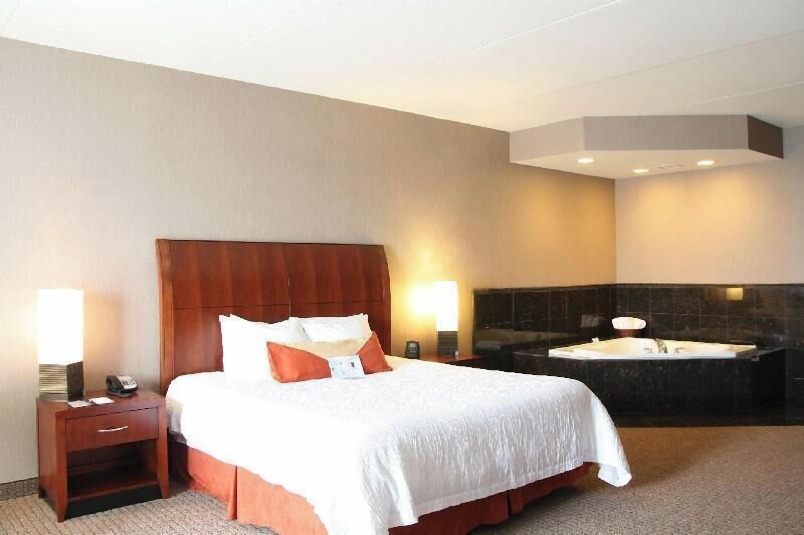 Roupas de cama premium, cofres nos quartos, escrivaninha