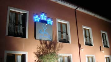 Um edifício com uma placa que diz 'Butón de Arreallas Hotel'.