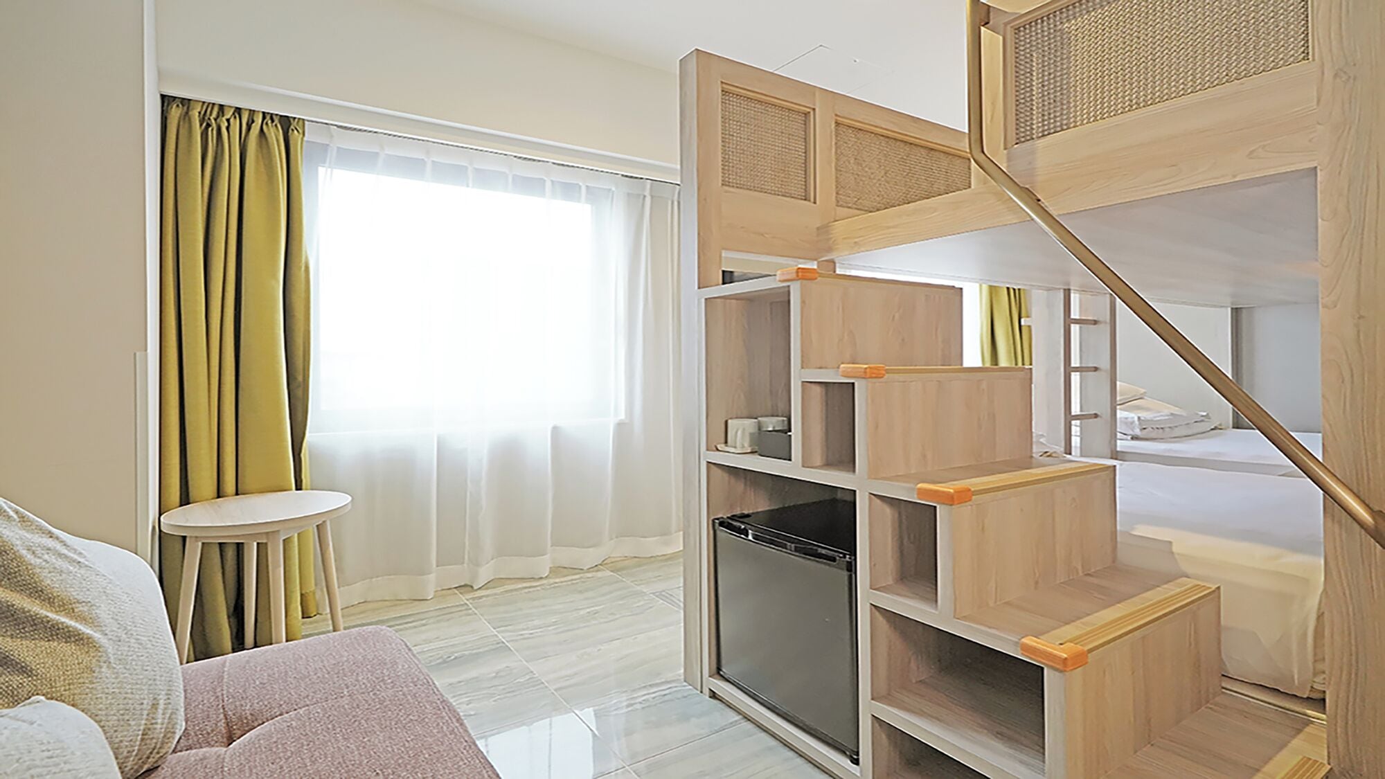 Quarto compacto com cama, uma mesinha e um guarda-roupa embutido com prateleiras.
