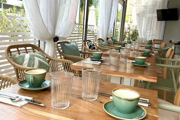 Café da manhã com buffet todos os dias (EUR 14 por pessoa)