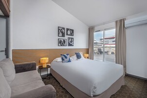 Quarto casal superior, terraço | Roupas de cama premium, cofres nos quartos, escrivaninha