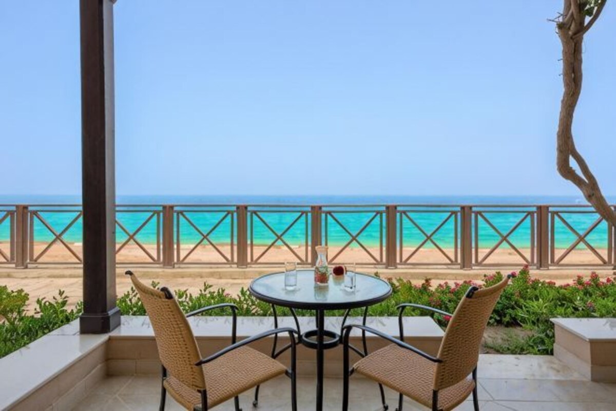 Al Dana Junior Suite, Queen Bed, Side Sea View