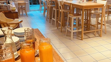 Café da manhã com buffet todos os dias (EUR 14.50 por pessoa)