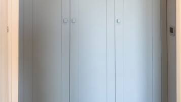 Guarda-roupa fechado com design simples, com duas portas e uma puxador central.