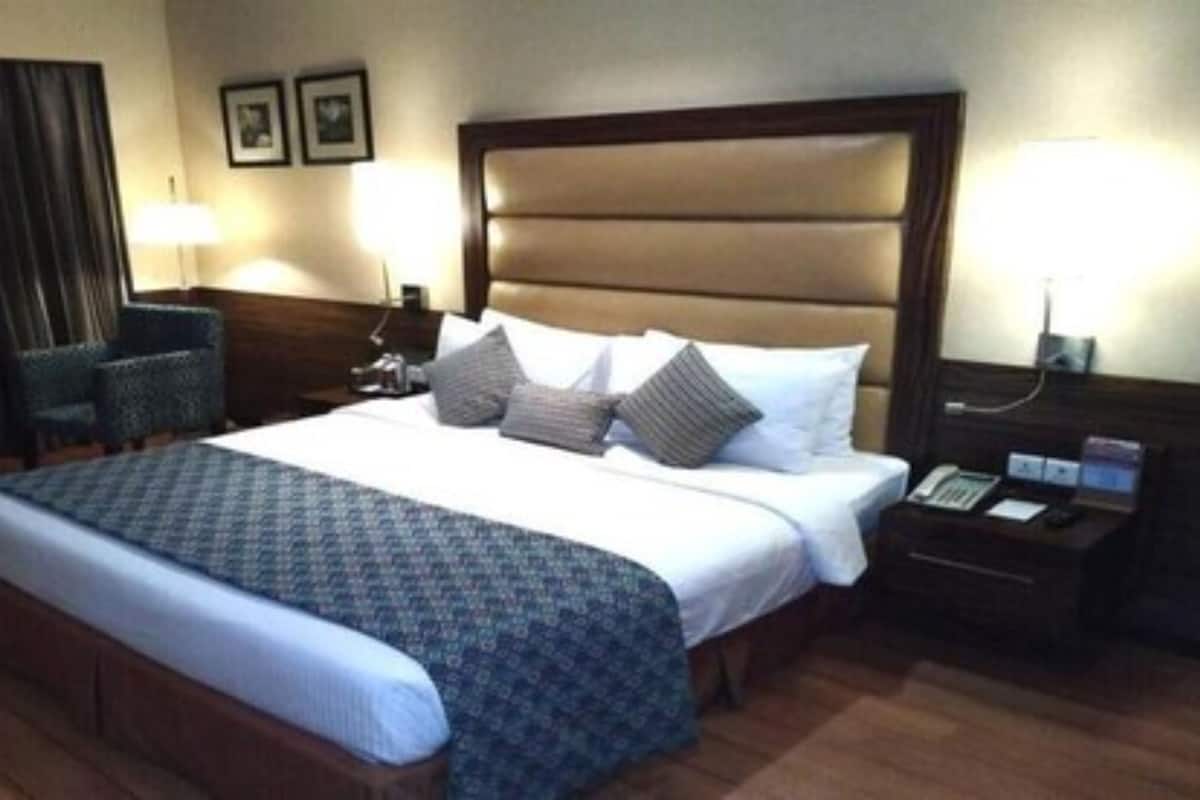 Roupas de cama premium, frigobar, cofres nos quartos