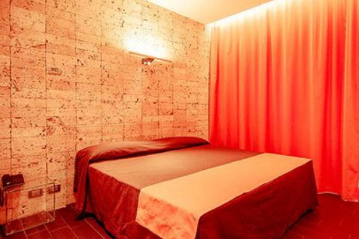 Minibar, cofre no quarto, secretária, cortinas/cortinados opacos