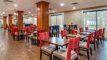 Café da manhã com buffet grátis todos os dias