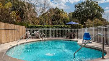 Piscina externa sazonal