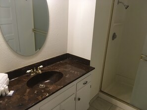 Quarto casal standard | Banheiro | Chuveiro/banheira combinados, produtos de toalete grátis