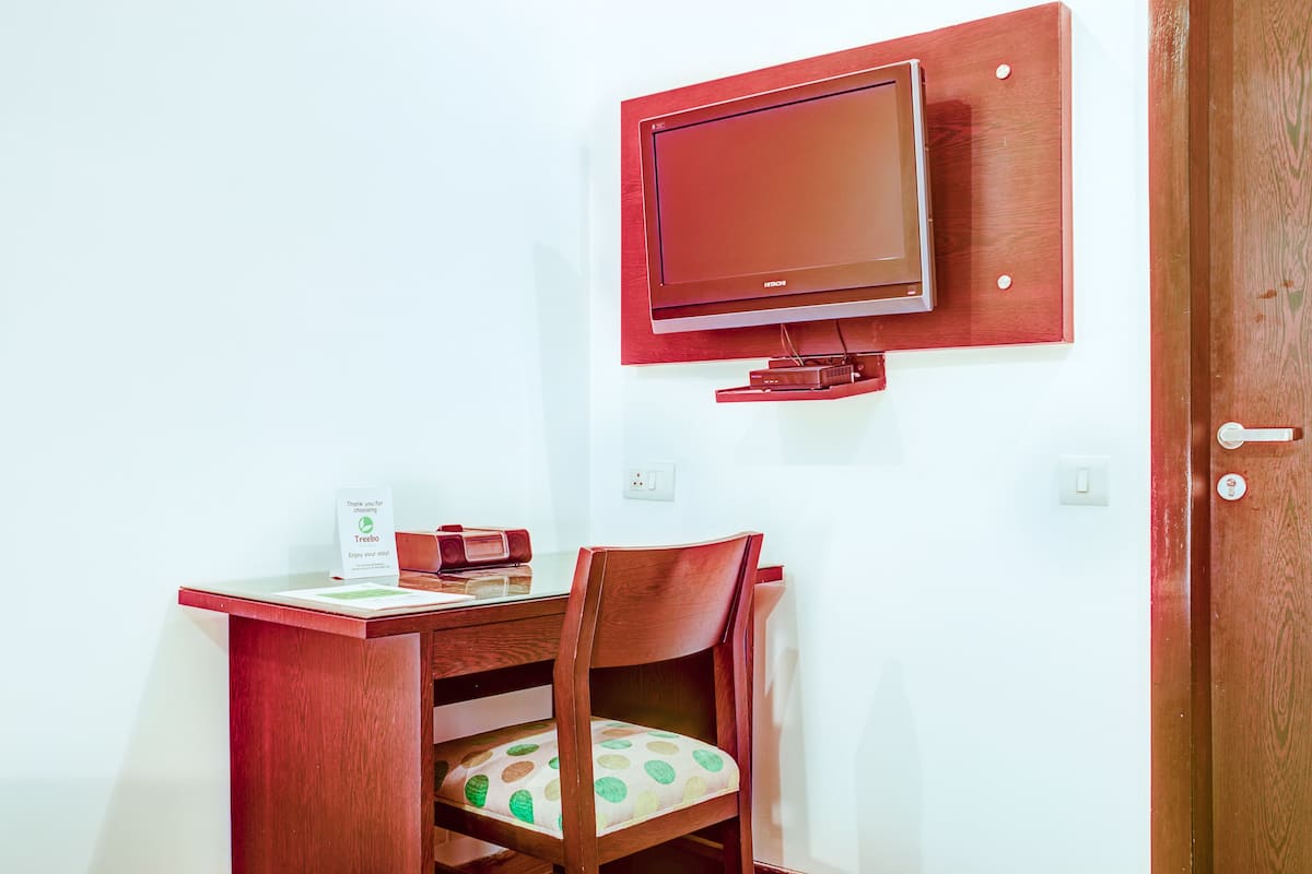 Quarto Básico | Minibar, cofre no quarto, secretária, ferro/tábua de engomar