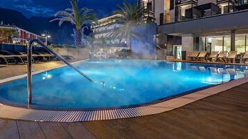 Piscina exterior sazonal, uma piscina aquecida, espreguiçadeiras