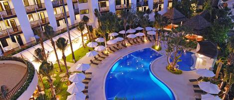 Piscina exterior, guarda-sóis, espreguiçadeiras