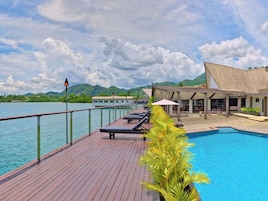 Piscina exterior, guarda-sóis, espreguiçadeiras