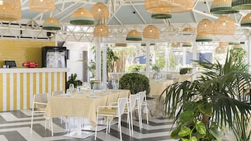 4 restaurantes, pequenos-almoços servidos, cozinha mediterrânica
