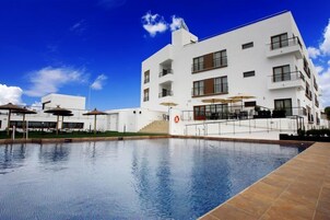 Piscina exterior, da(s) 10:00 à(s) 22:00, guarda-sóis, espreguiçadeiras 