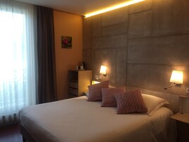 Quarto Duplo, vista parcial para o lago | Camas de colchão pillowtop, minibar, cofre no quarto, secretária 