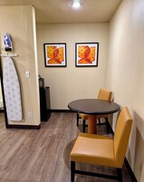 Escrivaninha, ferros/tábuas de passar roupa, Wi-Fi de cortesia