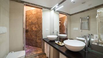 Suite Júnior, várias camas | Casa de banho | Um polibã, artigos de higiene pessoal grátis, um secador de cabelo