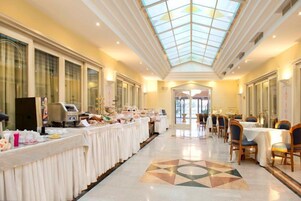 Café da manhã com buffet grátis todos os dias