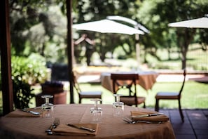 2 restaurantes: servem pequenos-almoços, almoços e jantares